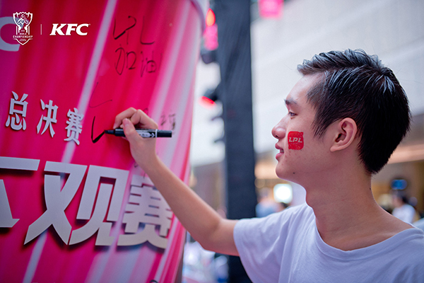 KFC巨型雞桶落地深圳攜手粉絲團為LPL助威吶喊 | 趣事頭條 | havefun.buzz