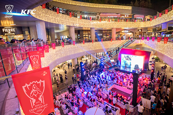 KFC巨型雞桶落地深圳攜手粉絲團為LPL助威吶喊 | 趣事頭條 | havefun.buzz