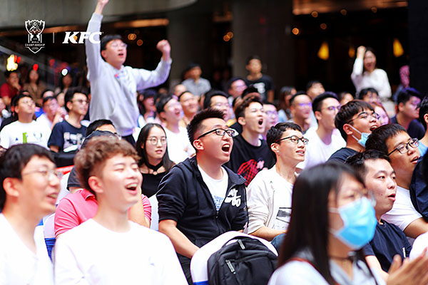 KFC巨型雞桶落地深圳攜手粉絲團為LPL助威吶喊 | 趣事頭條 | havefun.buzz