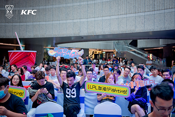 KFC巨型雞桶落地深圳攜手粉絲團為LPL助威吶喊 | 趣事頭條 | havefun.buzz