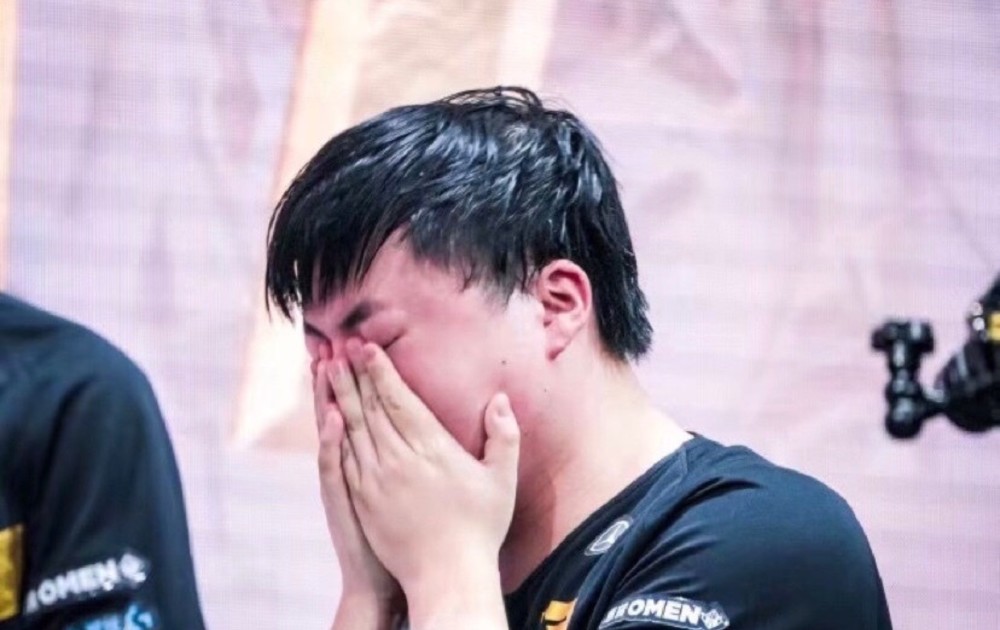 LOLRNG惨遭淘汰后UZI哭了_RNG惨遭淘汰后UZI哭了图_3DM网游